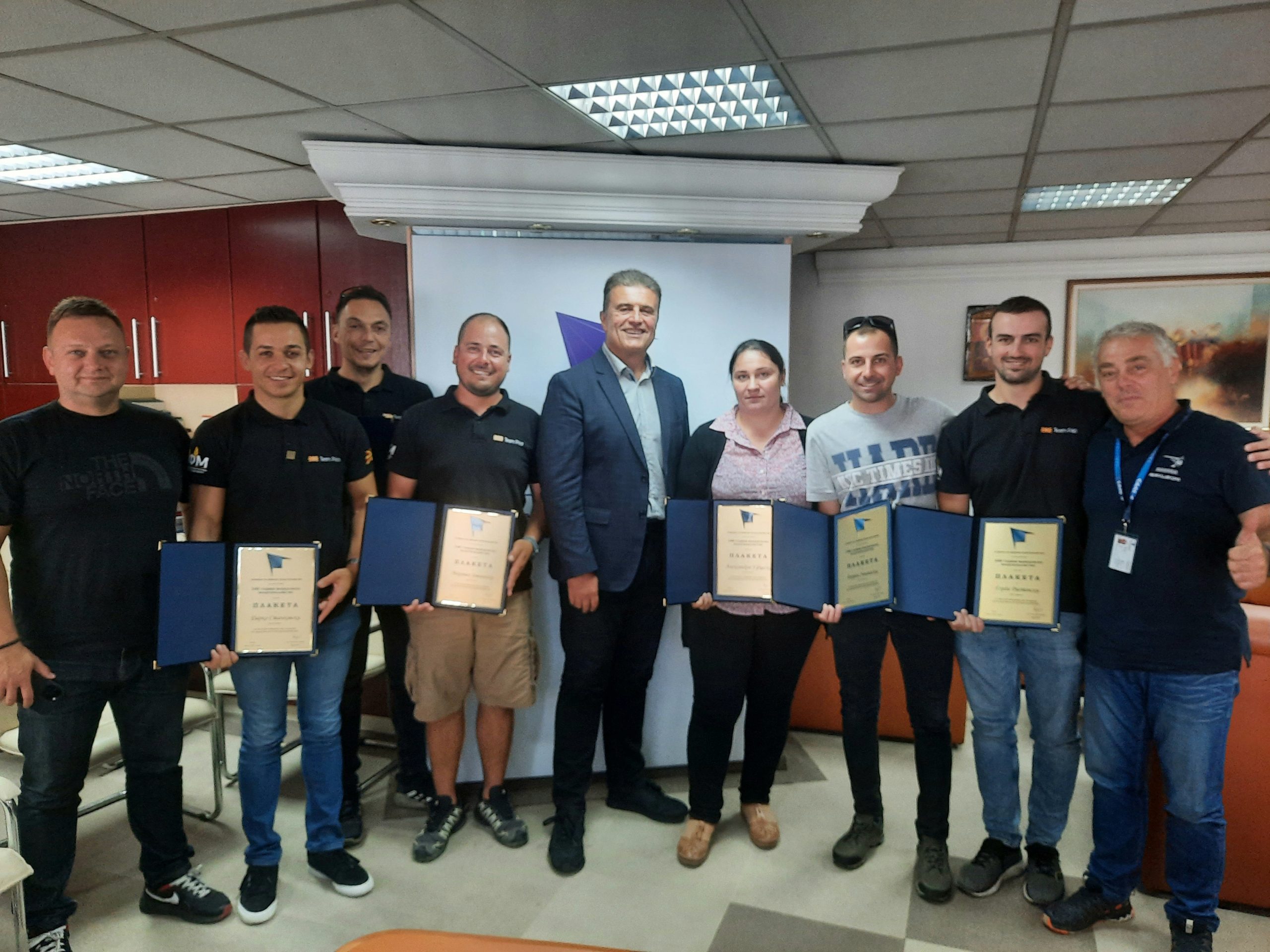 Директорот Тунтев им додели Плакети на 8 македонски параглајдеристи ...