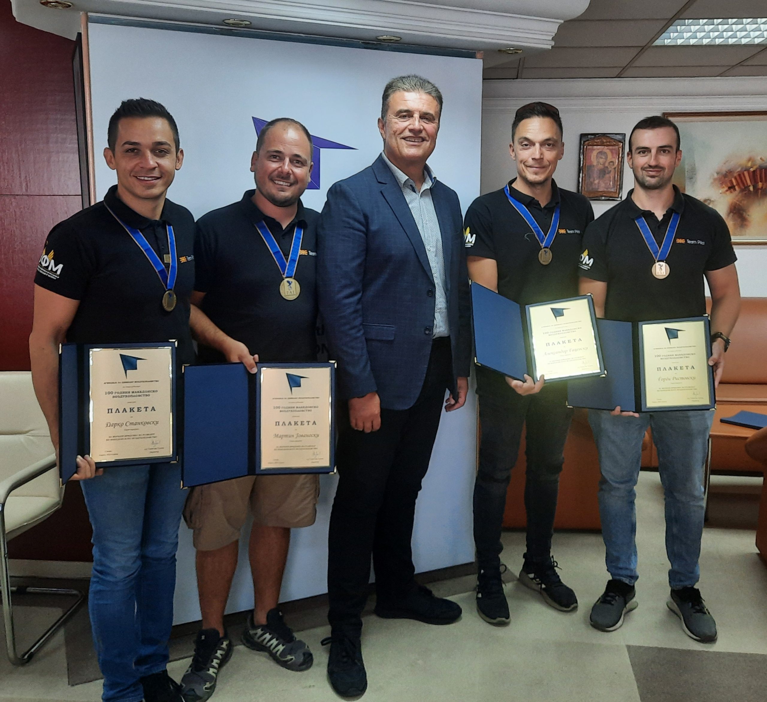 Директорот Тунтев им додели Плакети на 8 македонски параглајдеристи ...